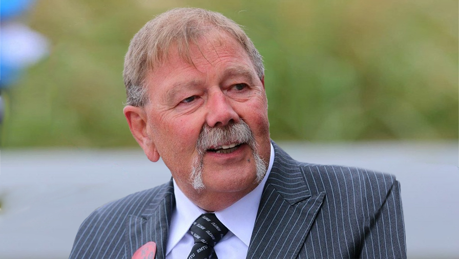 Striking workers upset at KiwiRail bosses’ bonuses